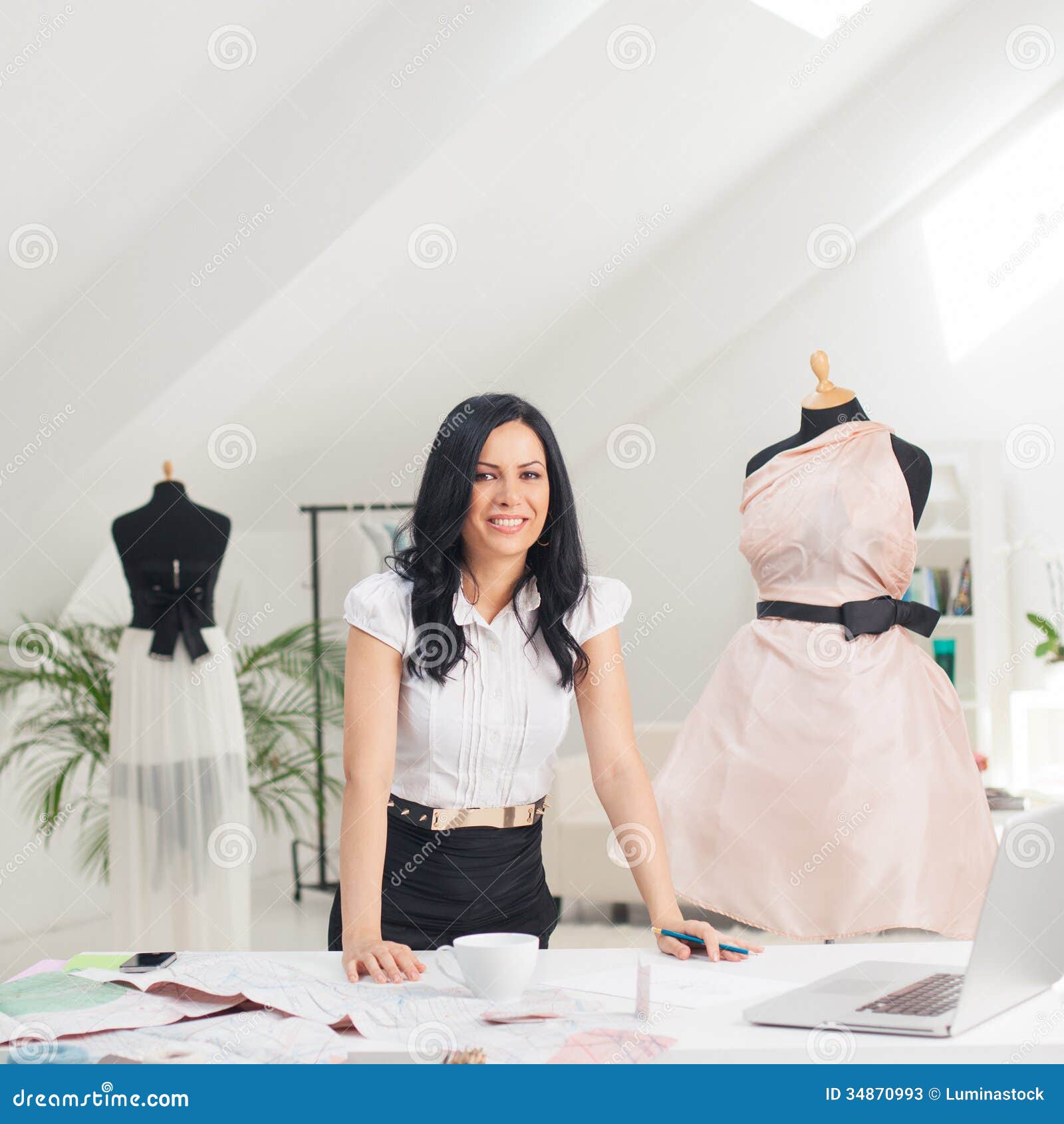 Modedesigner an Ihrem Studio Stockbild - Bild von glücklich, arbeit ...