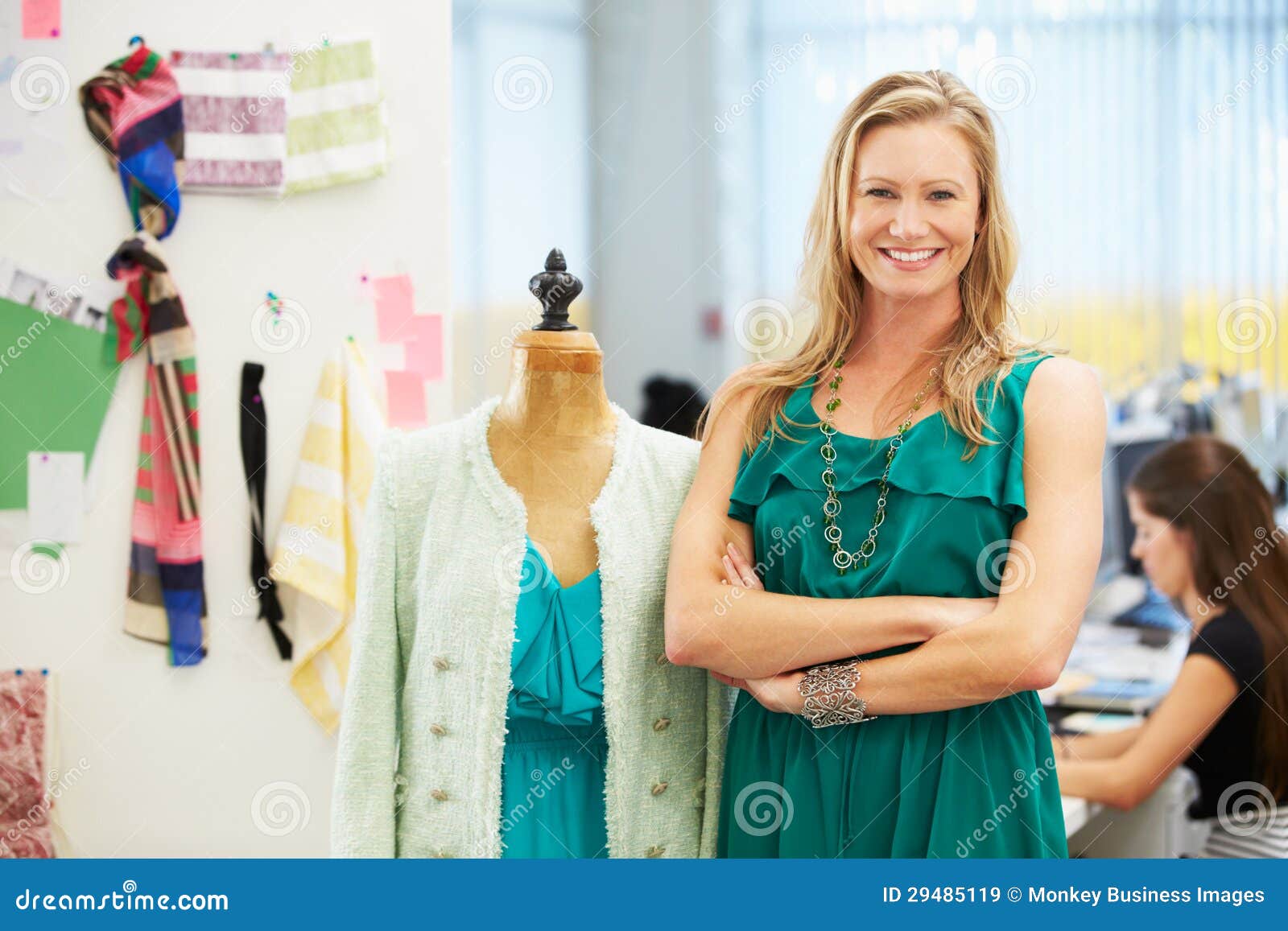 Modedesigner im Studio stockbild. Bild von lächeln, horizontal - 29485119