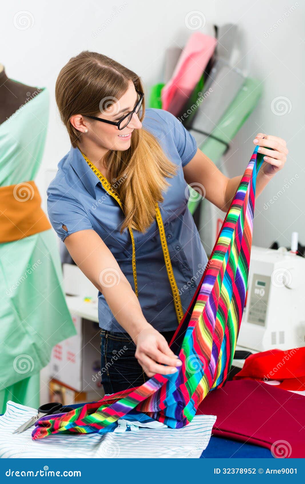 Modedesigner Oder Schneider, Die Im Studio Arbeiten Stockfoto - Bild ...