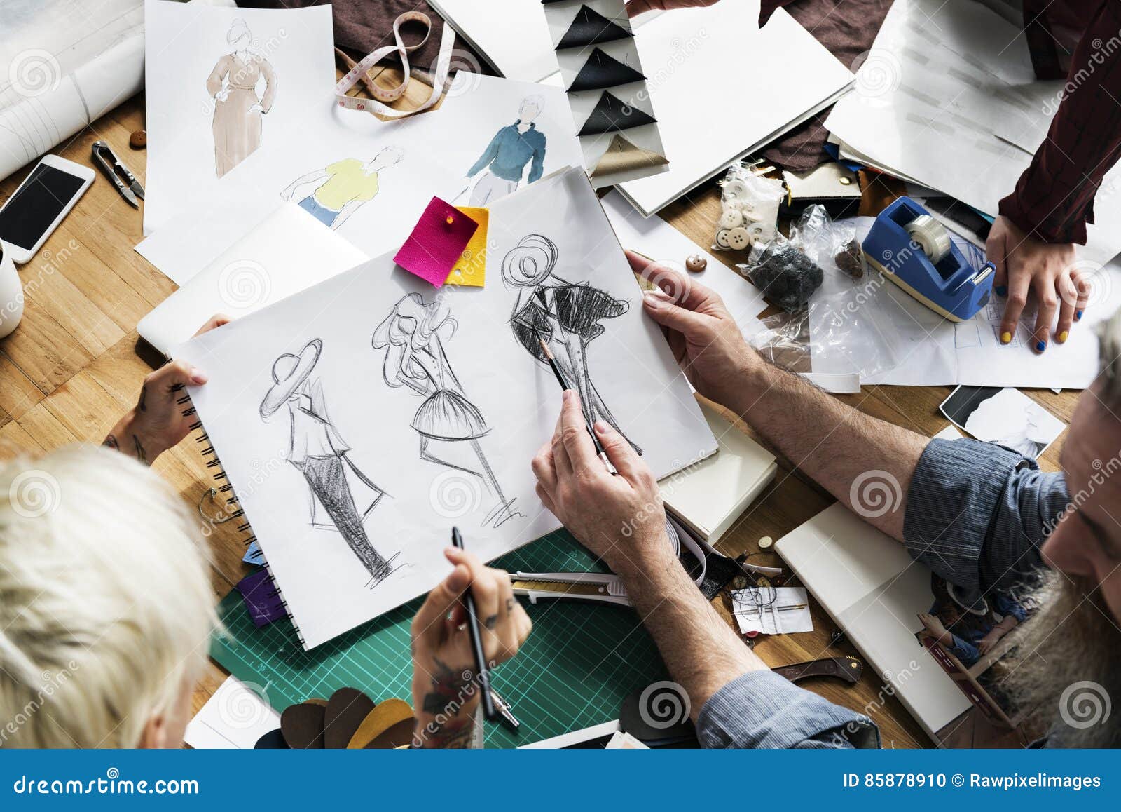 Modedesigner-Sketch Drawing Costume-Konzept Stockfoto - Bild von ...