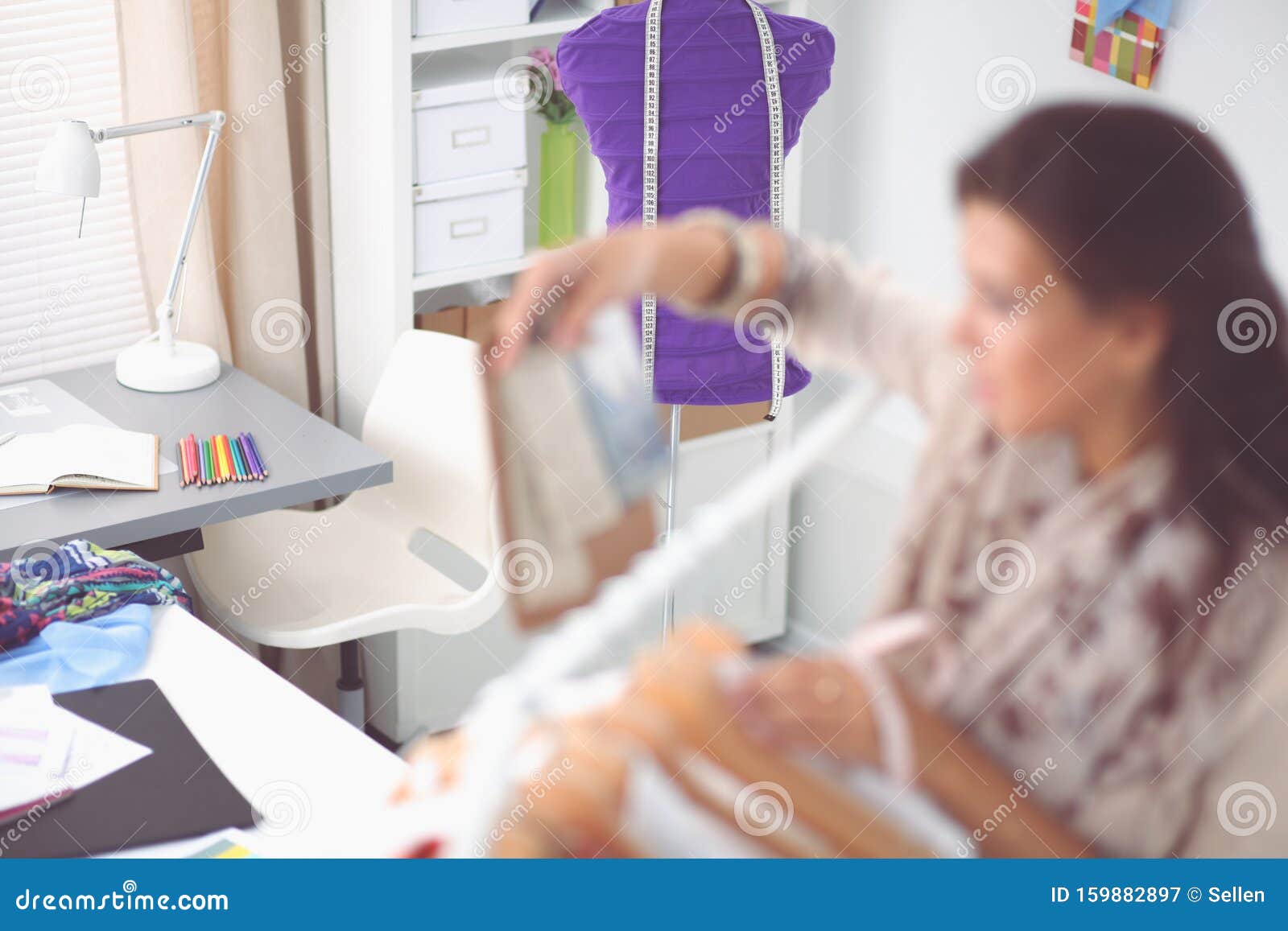 Modedesigner Zeichnen Und Messen Eines Mannequins Stockbild - Bild von ...