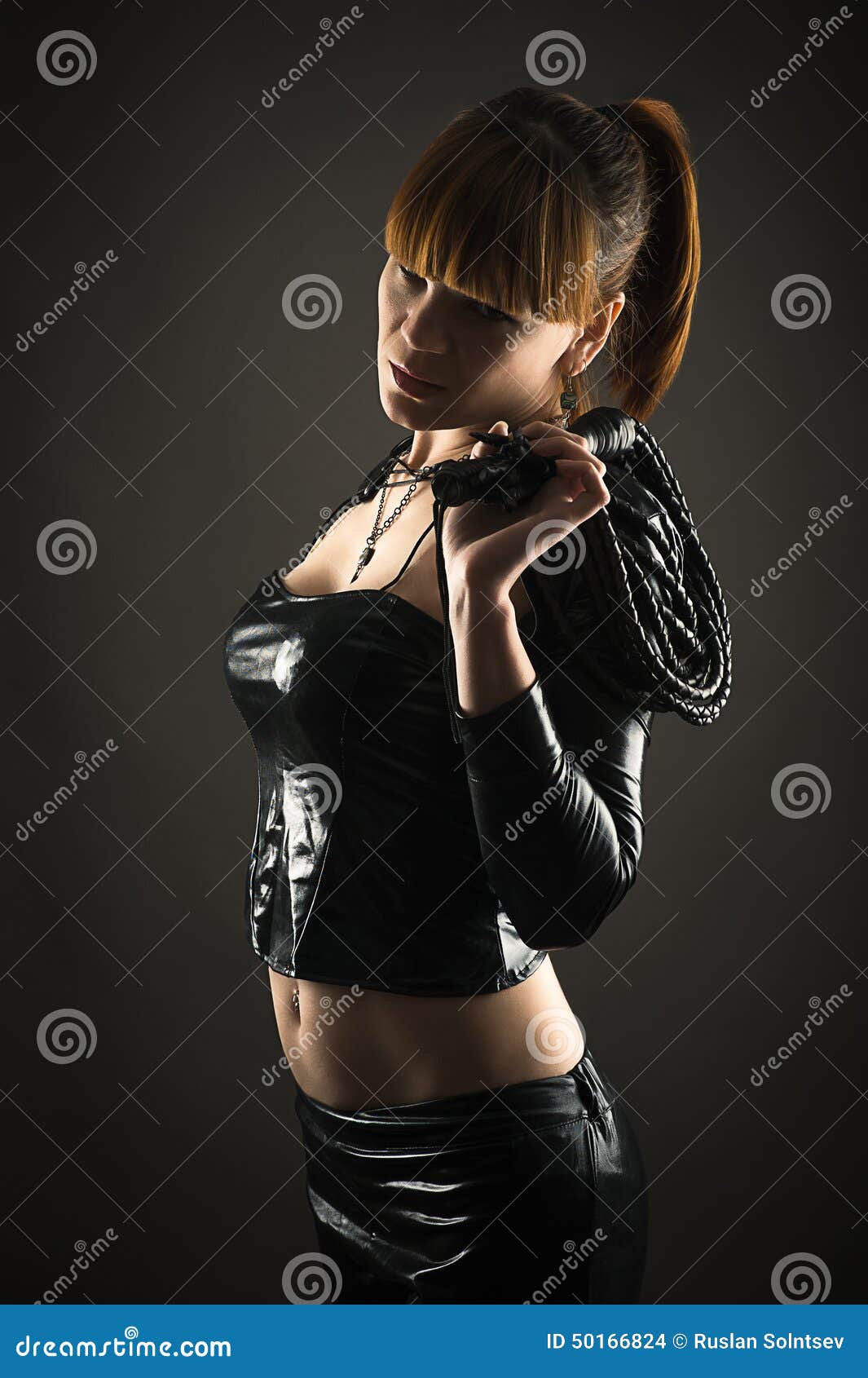 Modefrau Mit Peitsche in Der Hand Stockfoto - Bild von verlockend ...