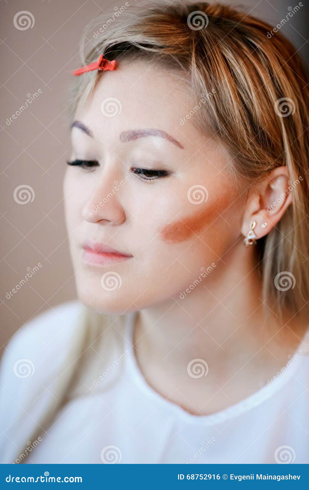 Model while Applying Makeup, Contouring Cheekbones. Stock Photo - Image ...