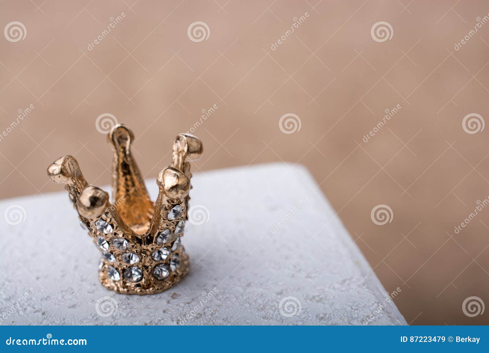 Model Crown Thread Knot Stock Photos - Free & Royalty-Free Stock Photos ...
