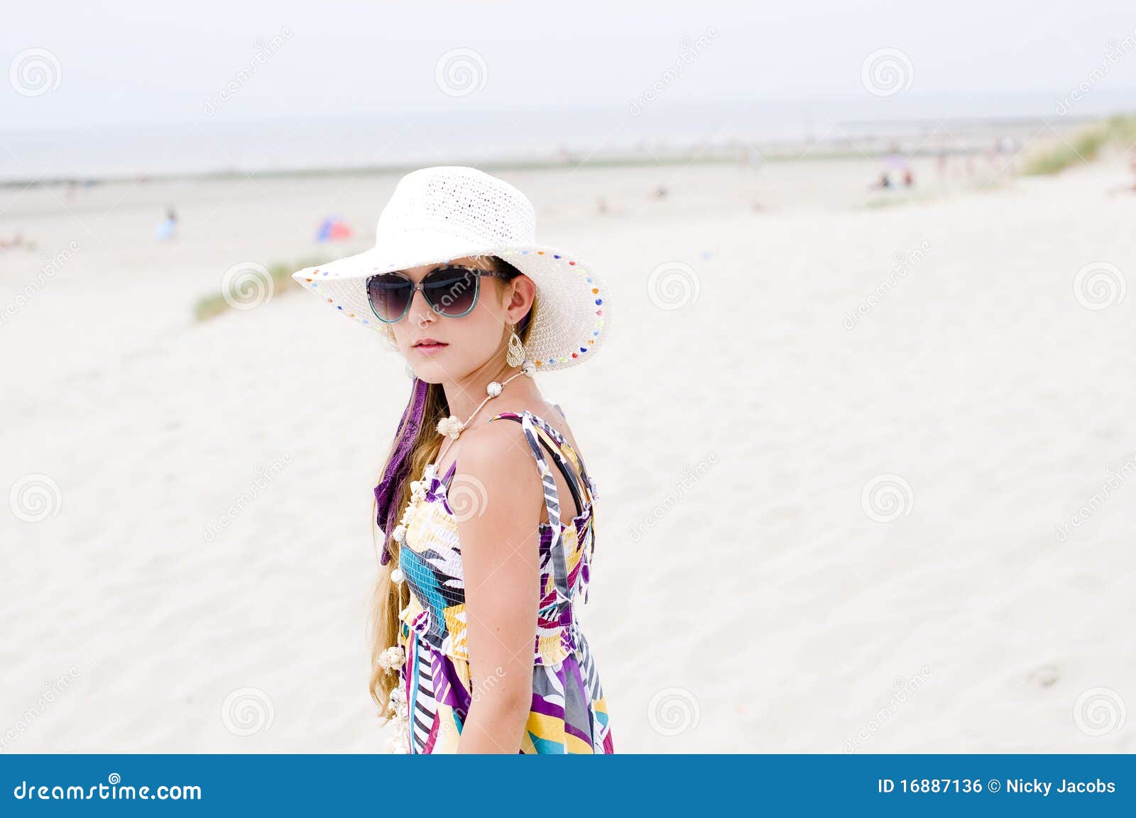 Model meisje op het strand stock foto. Image of portret - 16887136