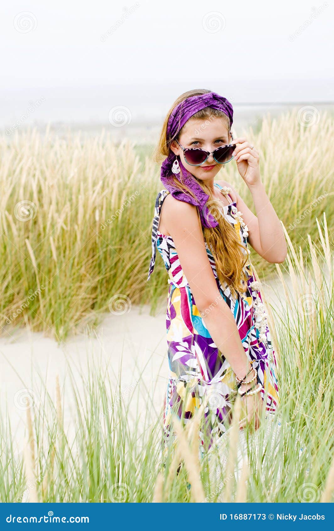 Model meisje op het strand stock afbeelding. Image of juwelen - 16887173