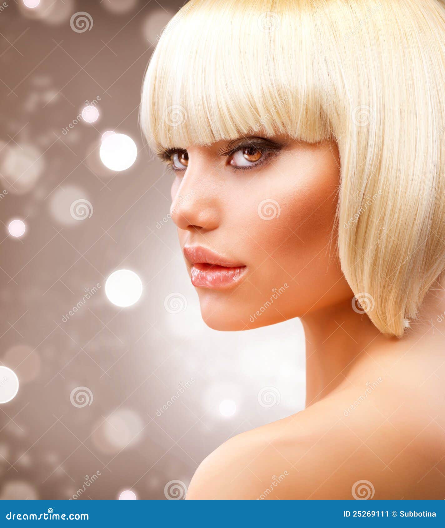 Model met kort Blond haar stock afbeelding. Image of vals - 25269111