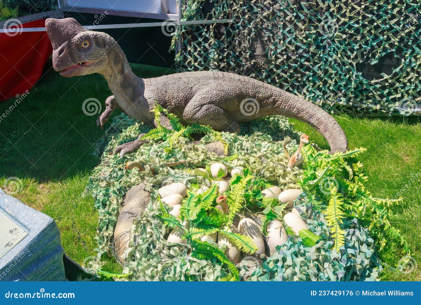 Model of Oviraptor, a Small Dinosaur, and Eggs Editorial Photo - Image ...
