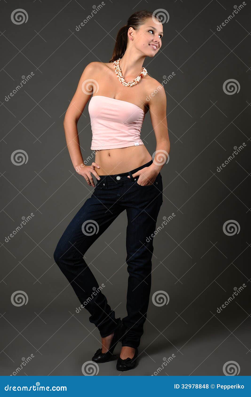 Model in roze bovenkant stock foto. Image of land, prachtig - 32978848