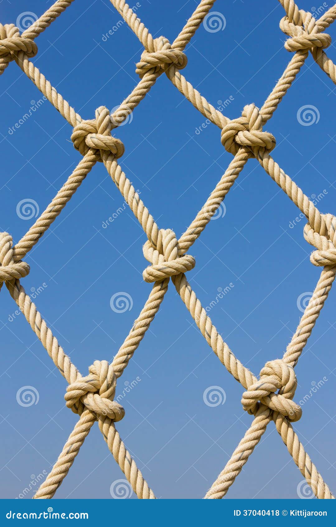 Modelez La Verticale De Maille De Corde Sur Le Ciel Bleu Photo stock ...