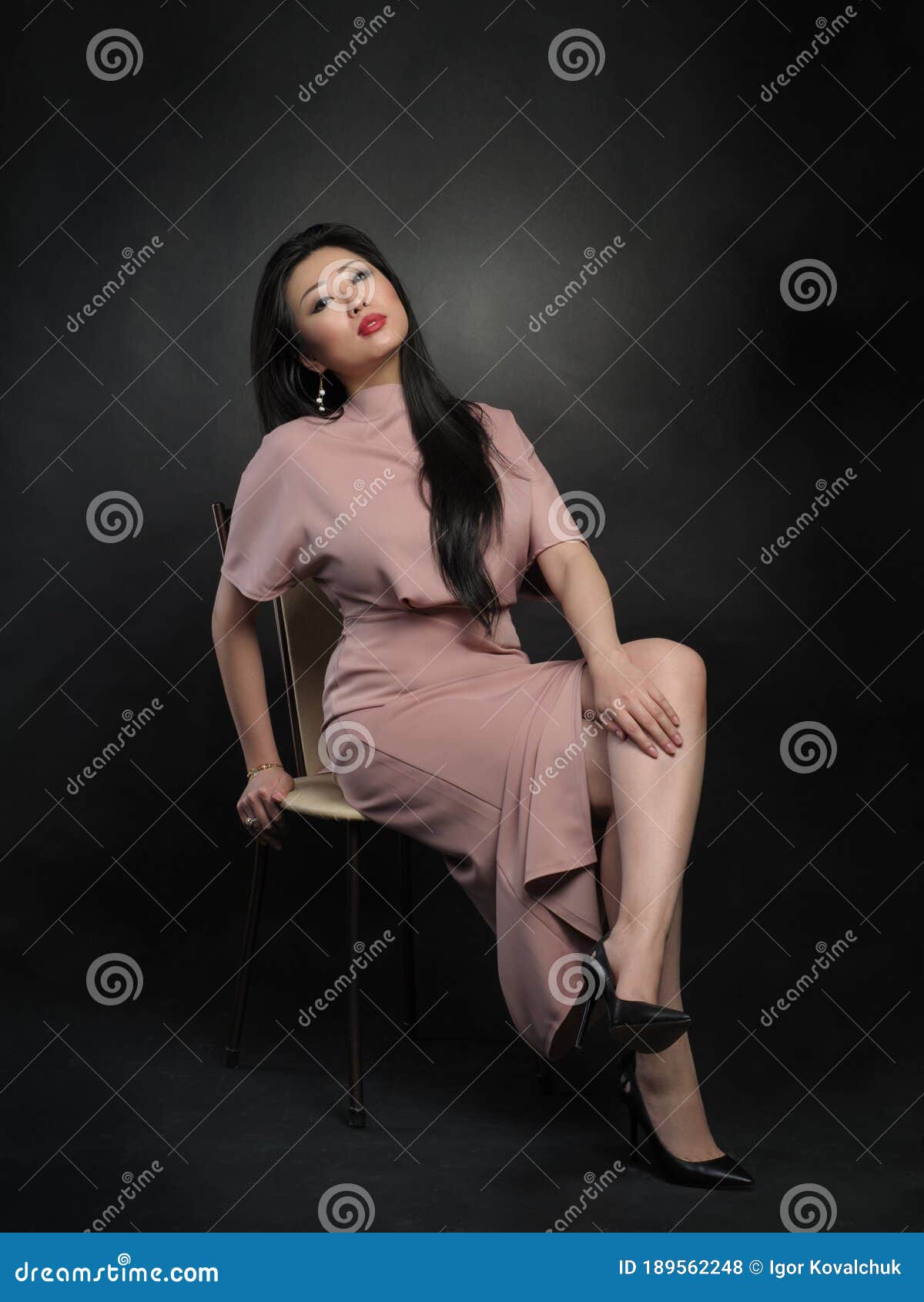 Modella Asiatica in Abito Lungo Fotografia Stock - Immagine di femmina ...