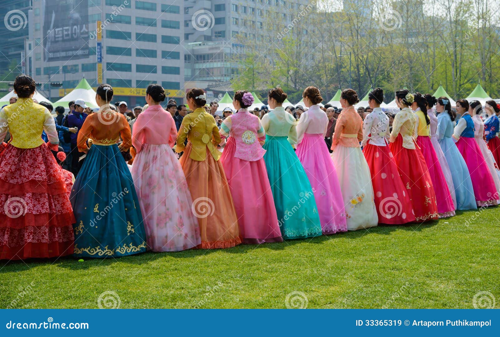 Modelli Coreani Che Portano Vestito Tradizionale Immagine Stock ...