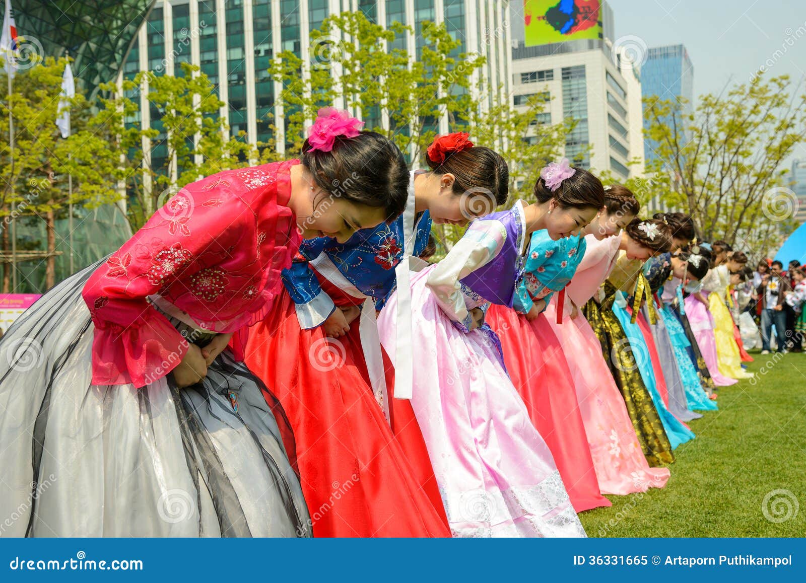 Modelli Coreani Che Prendono Un Arco Immagine Editoriale - Immagine di ...