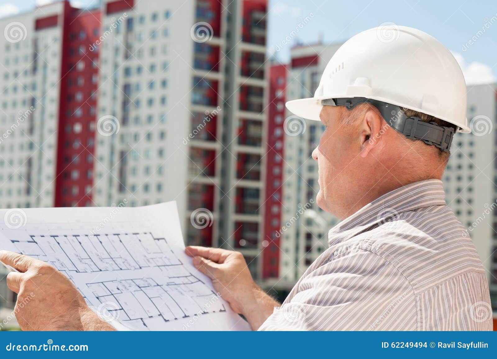 Modelli D'esame Di Un Ingegnere Fotografia Stock - Immagine di ufficio ...