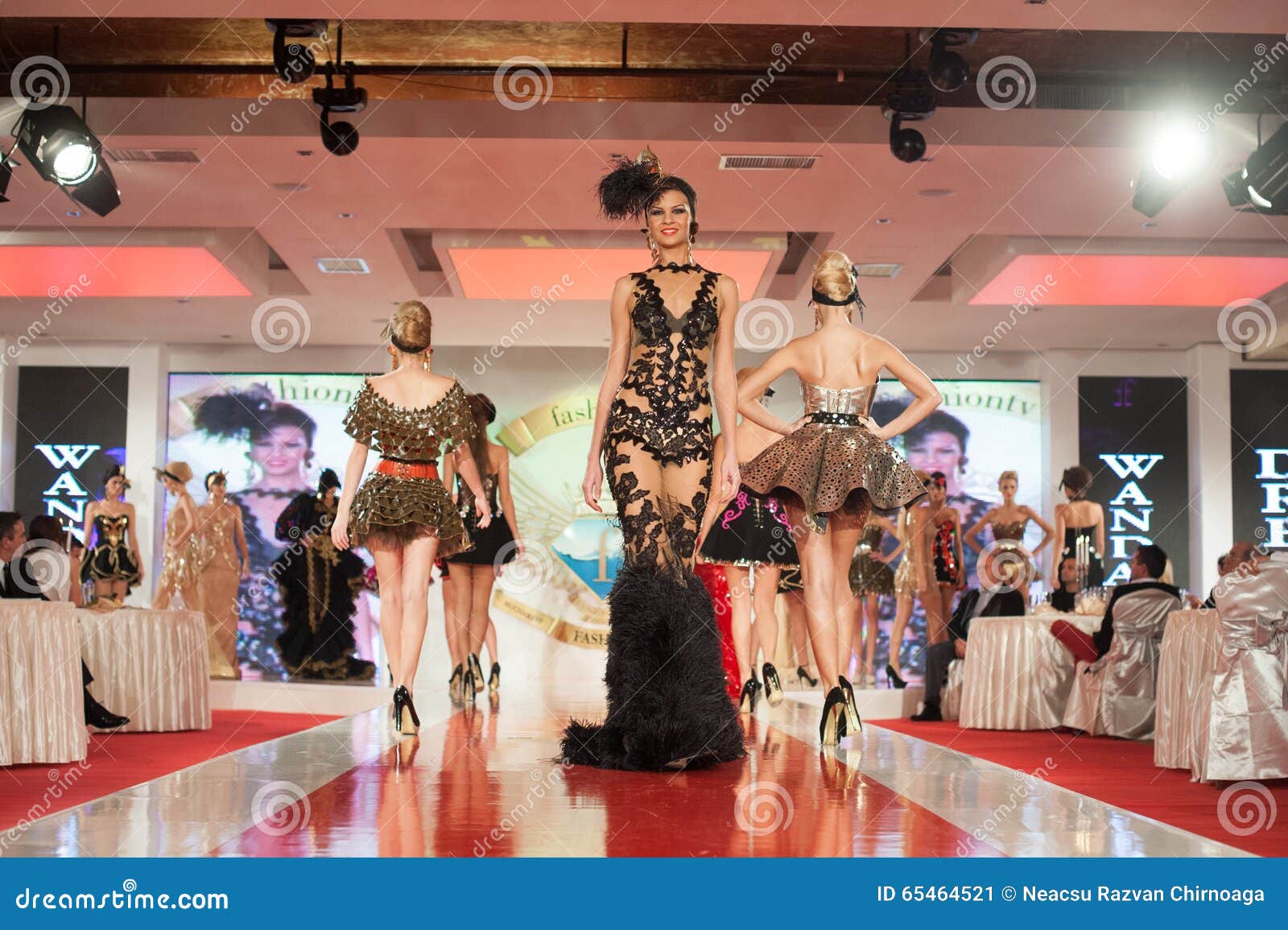 Modelli Di Moda Sulla Passerella Fotografia Editoriale - Immagine di ...