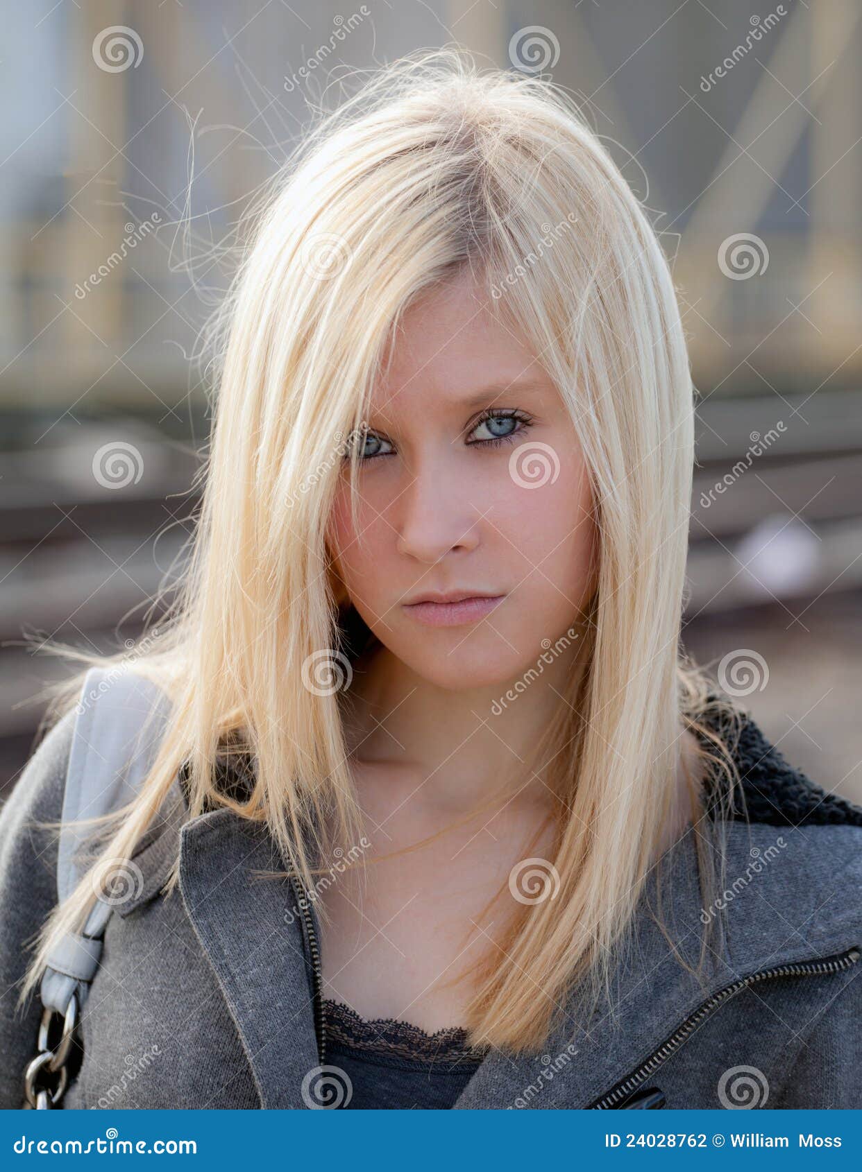 Modello Adolescente in Rivestimento Grigio Fotografia Stock - Immagine ...