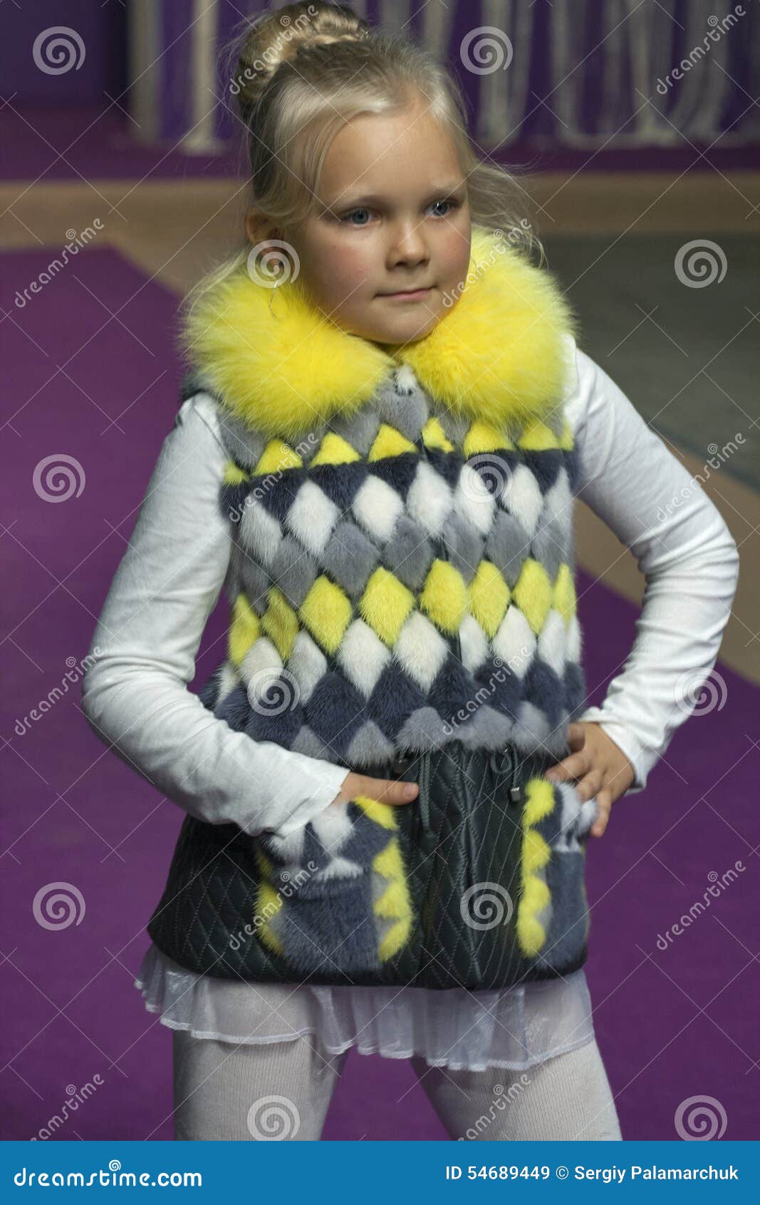 Modello Della Bambina a Modo 2014 Di Kyiv Immagine Stock Editoriale ...