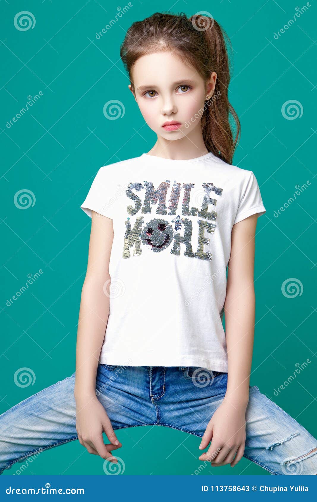 Modello Della Bambina in Studio Su Un Fondo Verde Immagine Stock ...