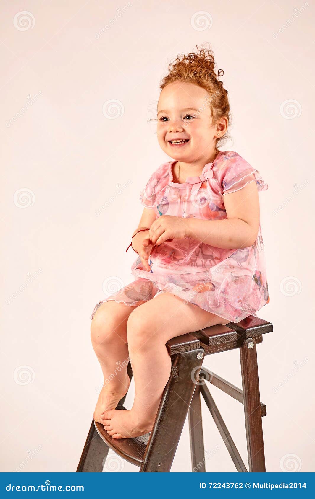Modello Di Moda Della Bambina in Rose Dress Fotografia Stock - Immagine ...