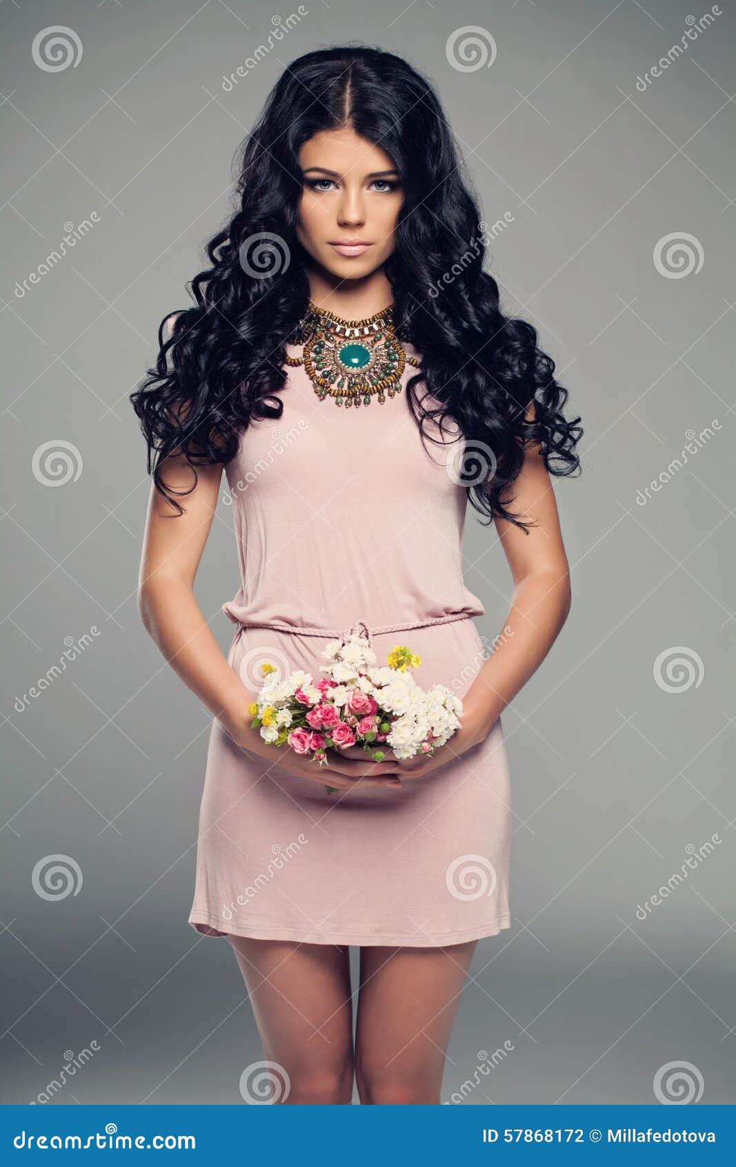 Modello Di Moda Girl in Poco Vestito Rosa Fotografia Stock - Immagine ...