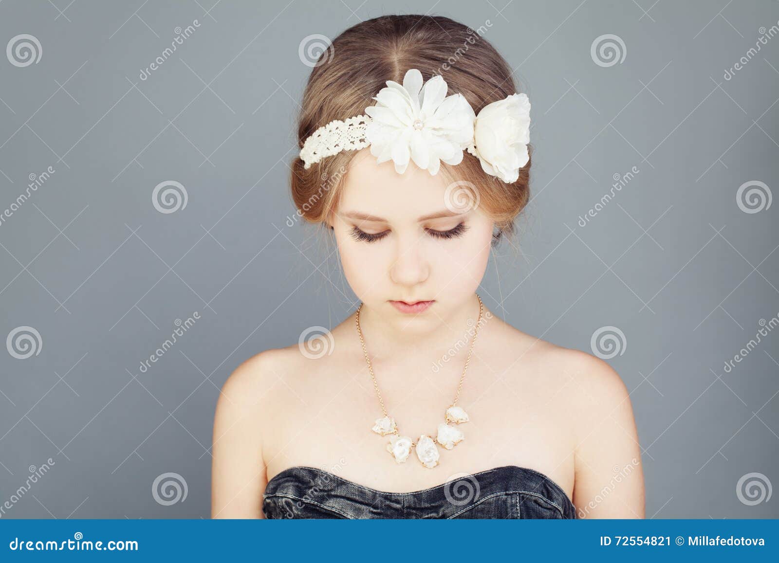 Modello Di Moda Girl Ragazza Alla Moda Dell'adolescente Immagine Stock ...