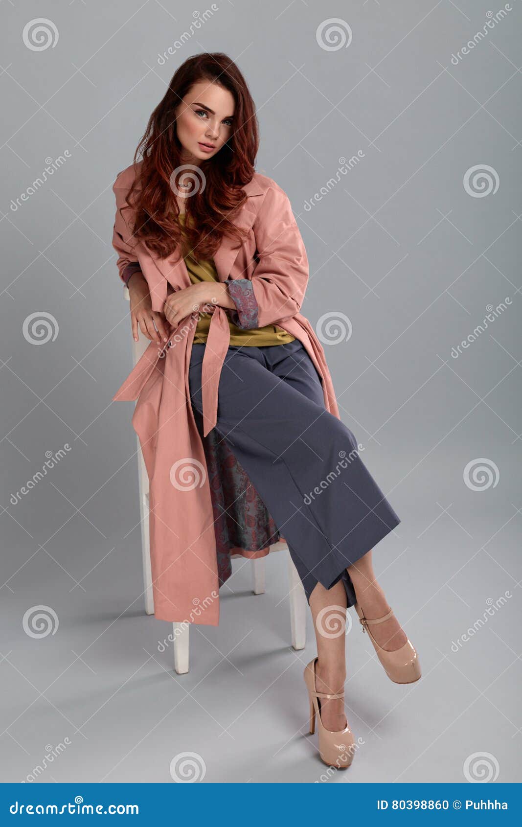 Modello Di Moda Style Donna Alla Moda Che Propone Nello Studio ...