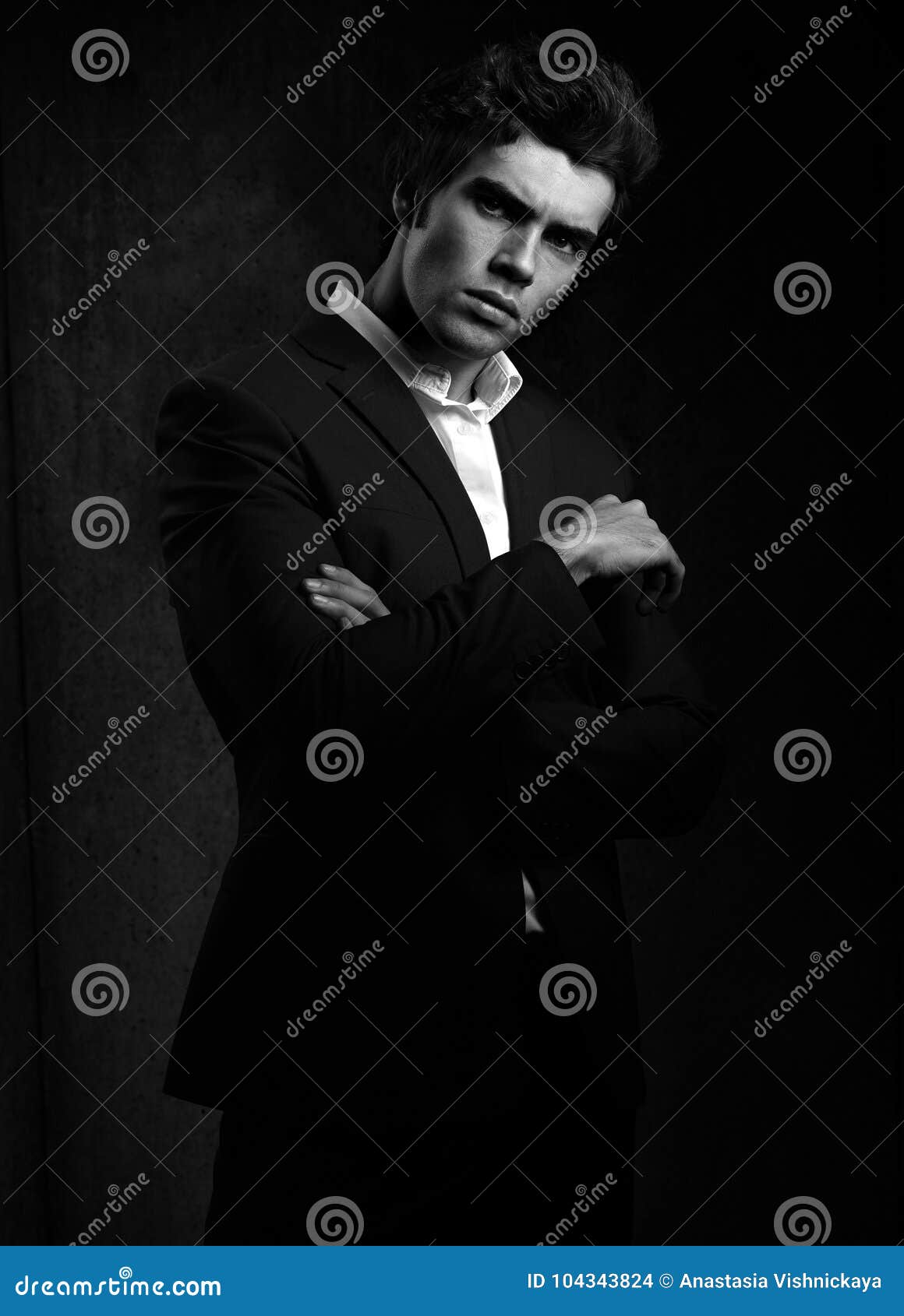 Modello Maschio Bello Che Posa in Vestito Di Modo E Camicia Bianca Di ...