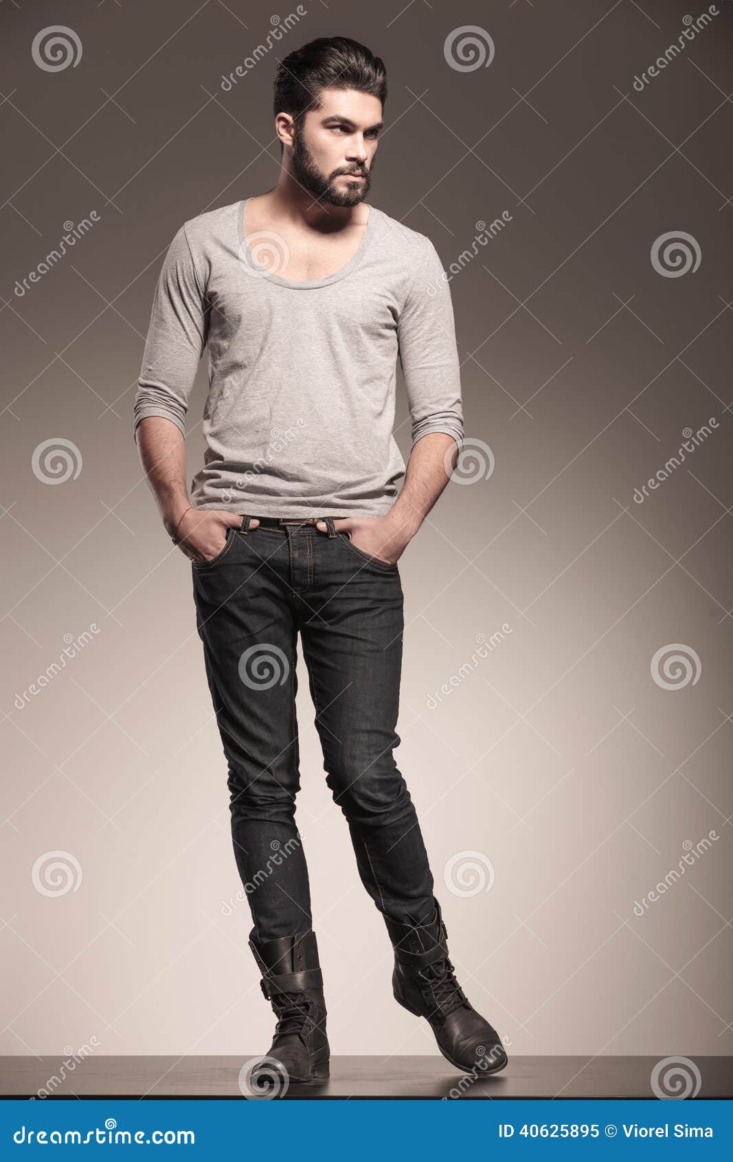 Modello Maschio Con La Barba in Una Posa Di Modo Immagine Stock ...