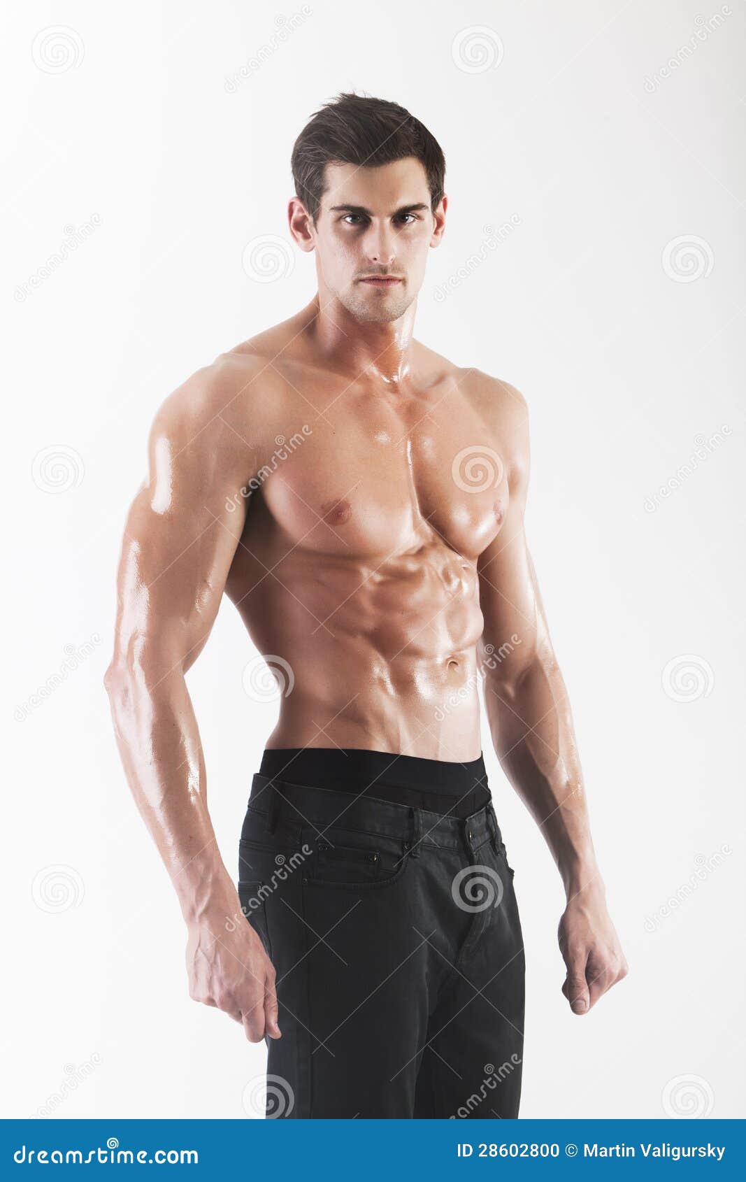 Modello Maschio Muscoloso Che Posa Nello Studio Fotografia Stock ...