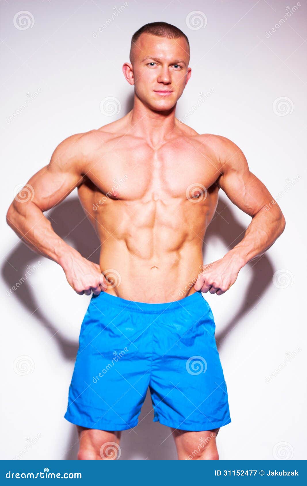 Modello Maschio Muscoloso Che Posa Nello Studio. Immagine Stock ...