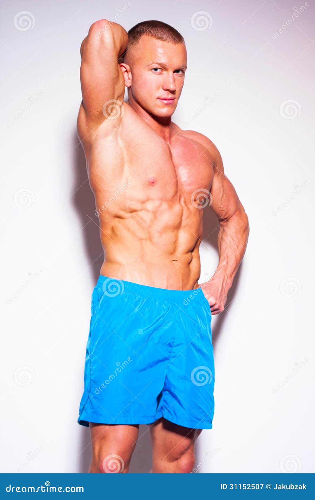 Modello Maschio Muscoloso Che Posa Nello Studio. Immagine Stock ...