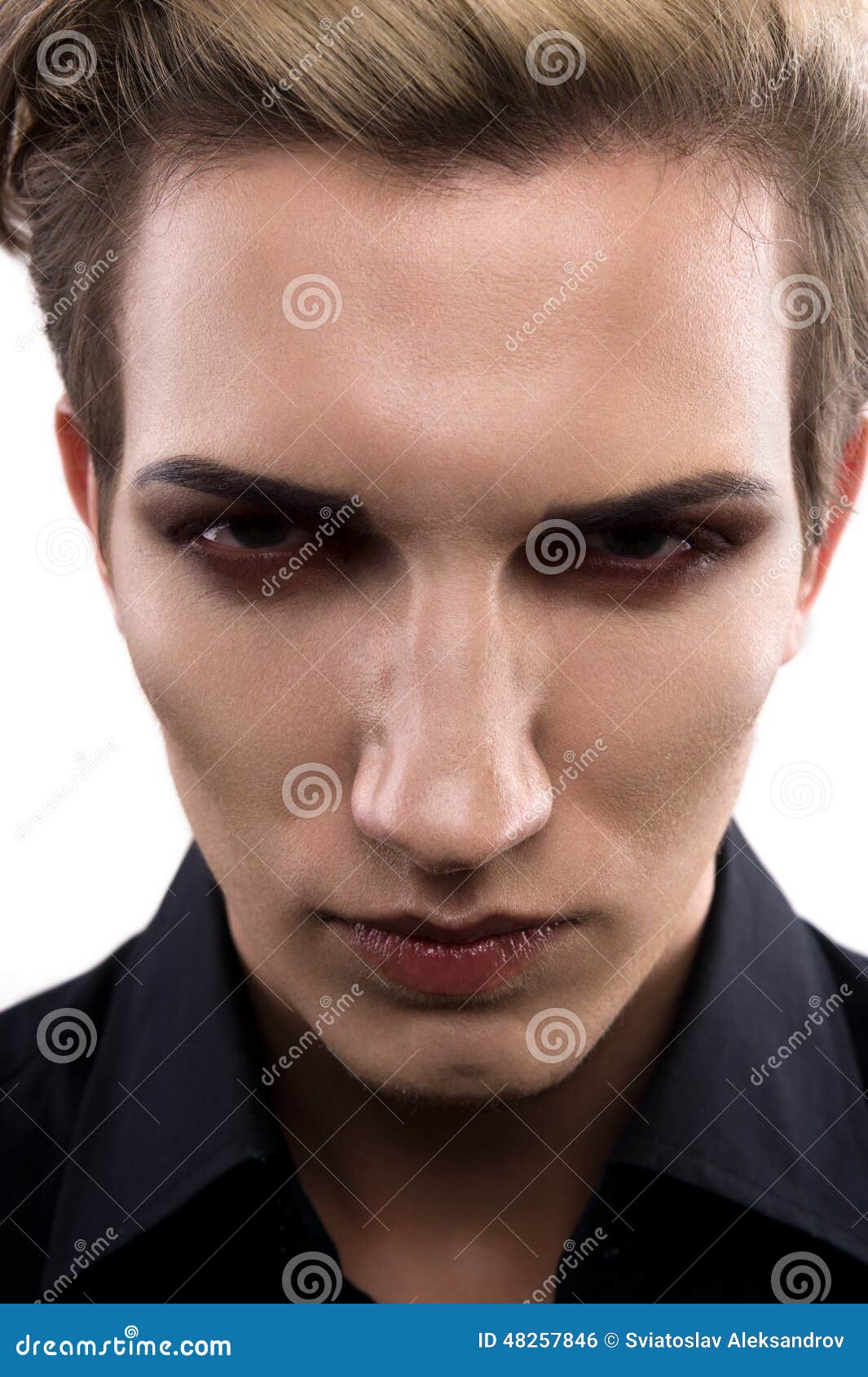 Modello Maschio Serio Con Trucco Fotografia Stock - Immagine di ...