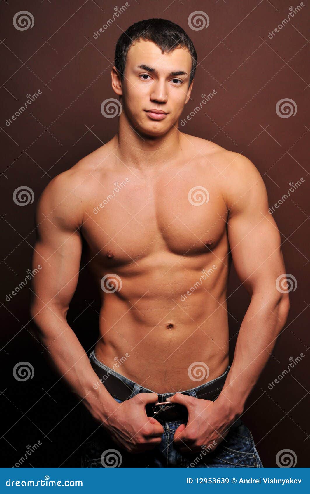 Modello muscoloso immagine stock. Immagine di modello - 12953639