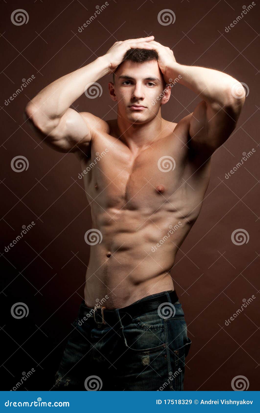 Modello muscoloso immagine stock. Immagine di addome - 17518329