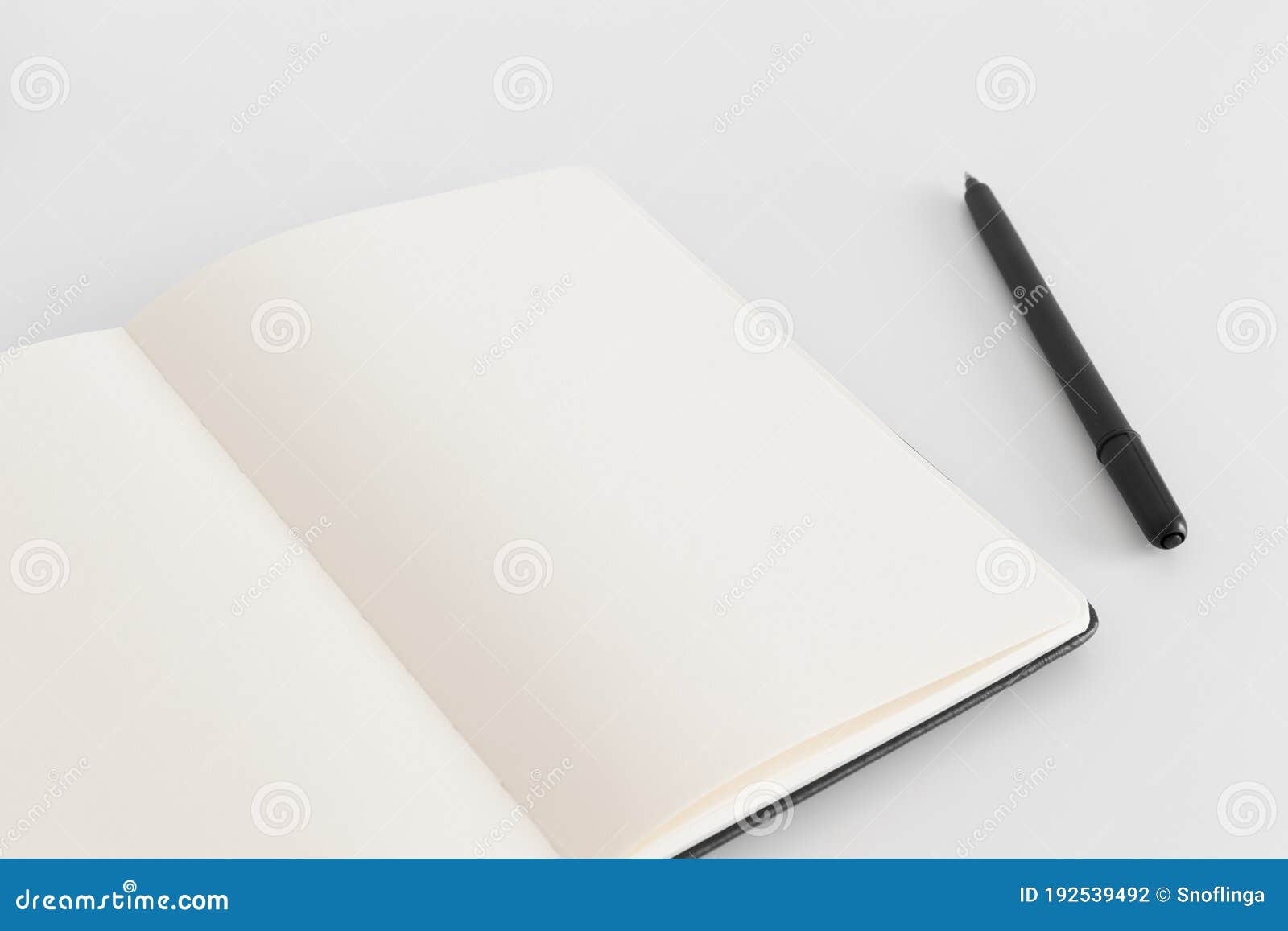 Modelo Aberto Do Notebook Com Uma Caneta Em Uma Mesa Branca Foto de ...