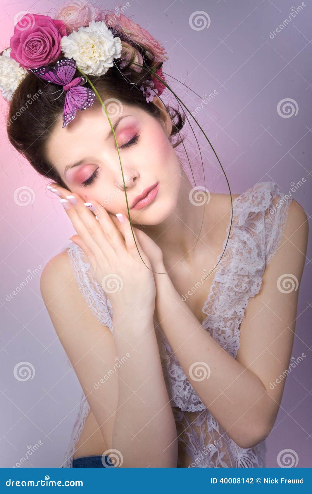 Modelo Com Design Floral Cor-de-rosa Foto de Stock - Imagem de creativo ...