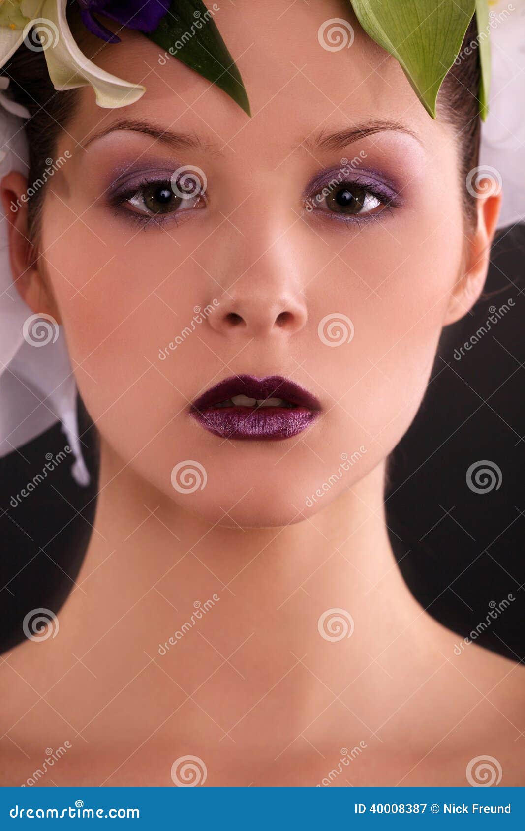 Modelo Con Las Flores En Su Pelo Imagen de archivo - Imagen de mano ...