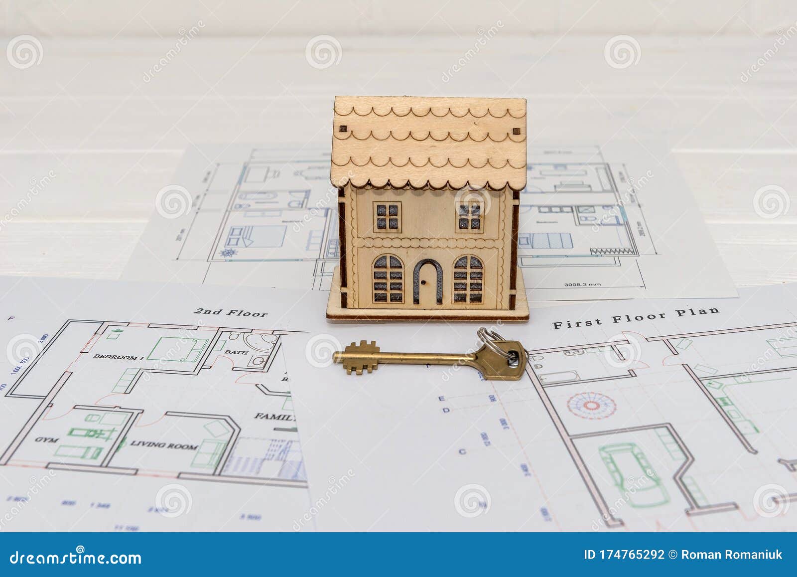 Modelo De Casa De Madera Con Llave Real En El Plano Foto de archivo ...