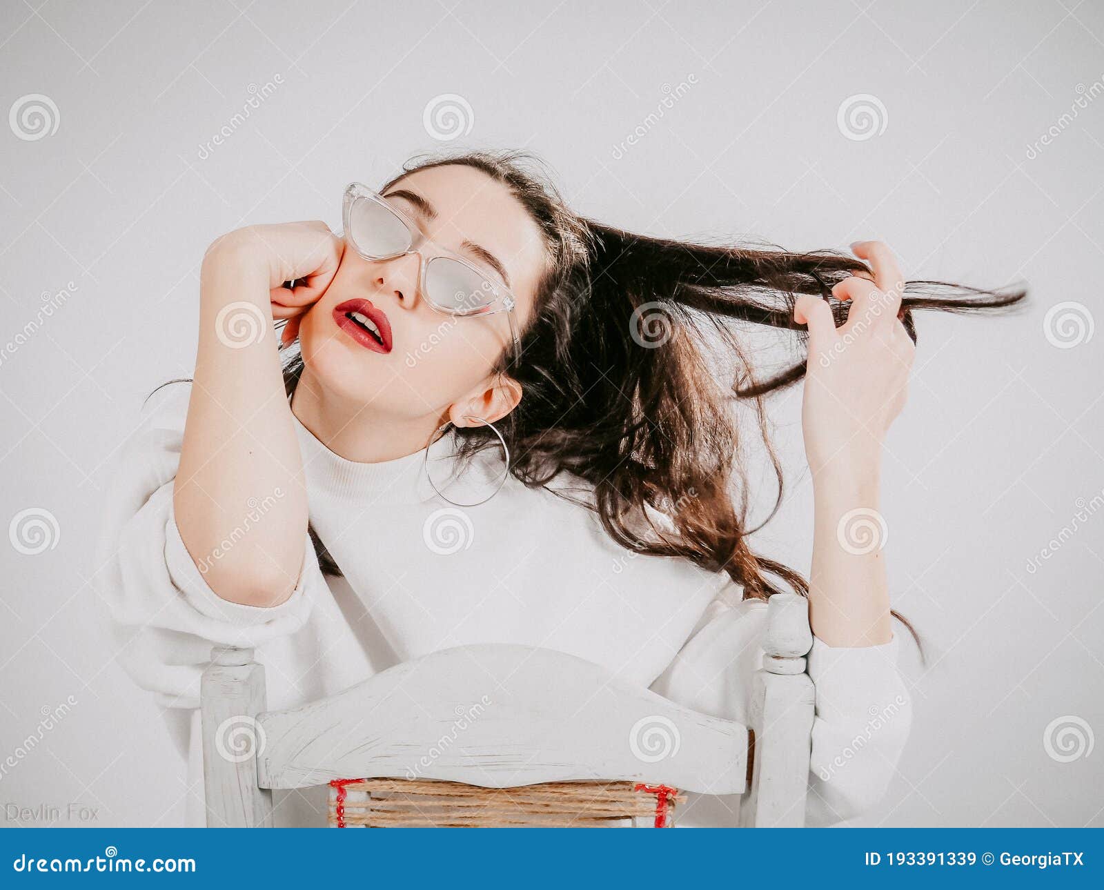 Modelo De Chica Con Fondo Blanco Imagen de archivo - Imagen de pelo ...