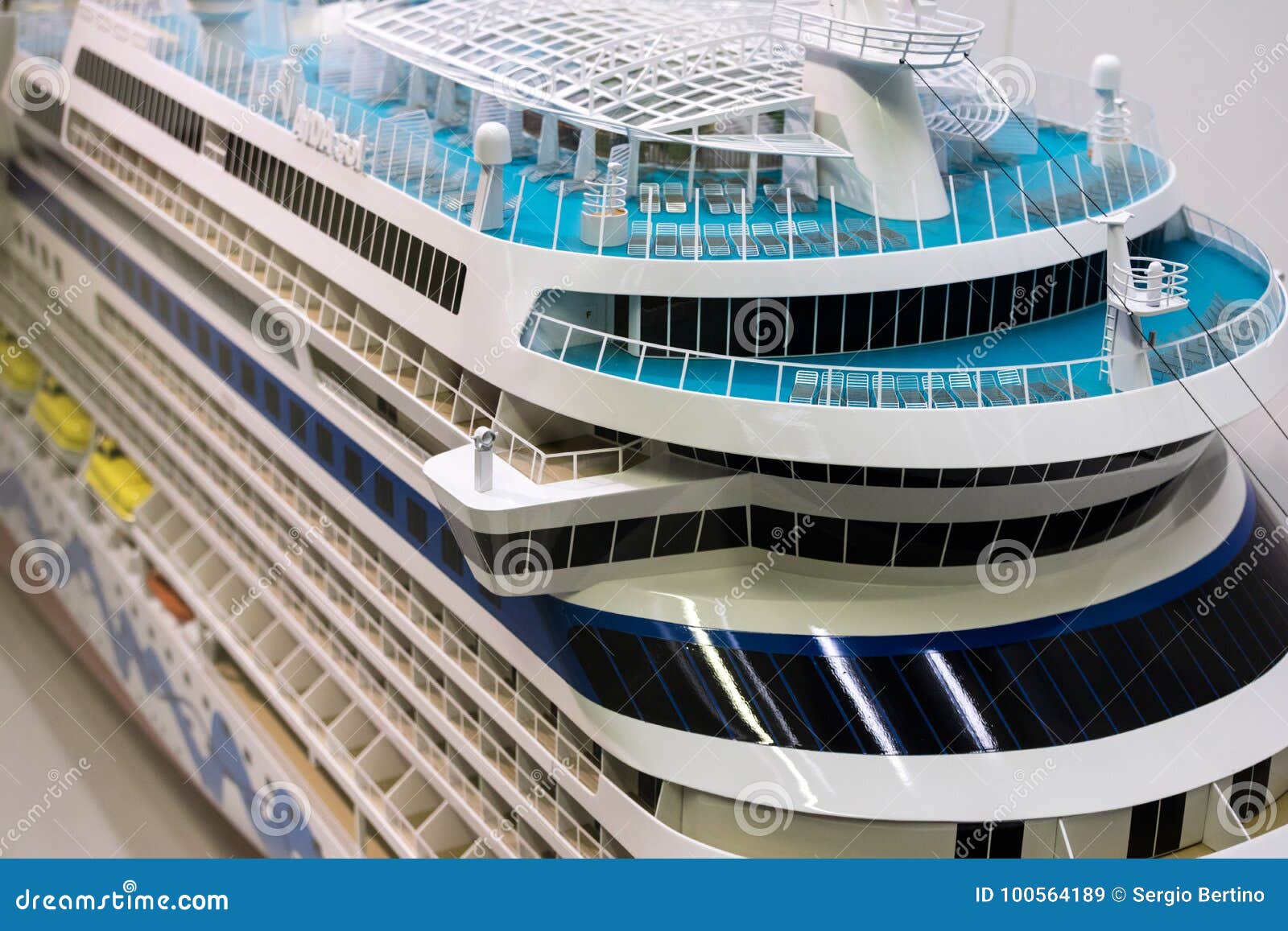 Modelo De Escala De Las Cubiertas De Un Barco De Cruceros Imagen de archivo editorial - Imagen ...