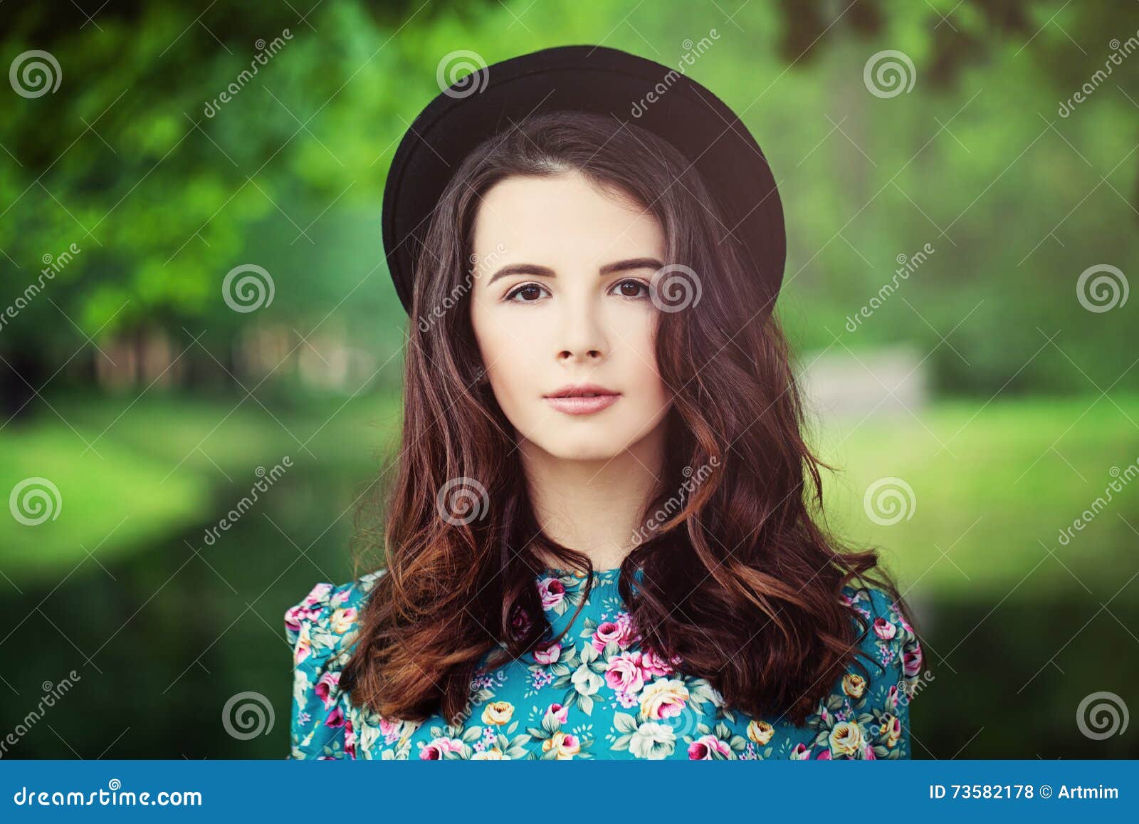 Modelo De Forma Girl Outdoors Foto de Stock - Imagem de feliz, cabelo ...