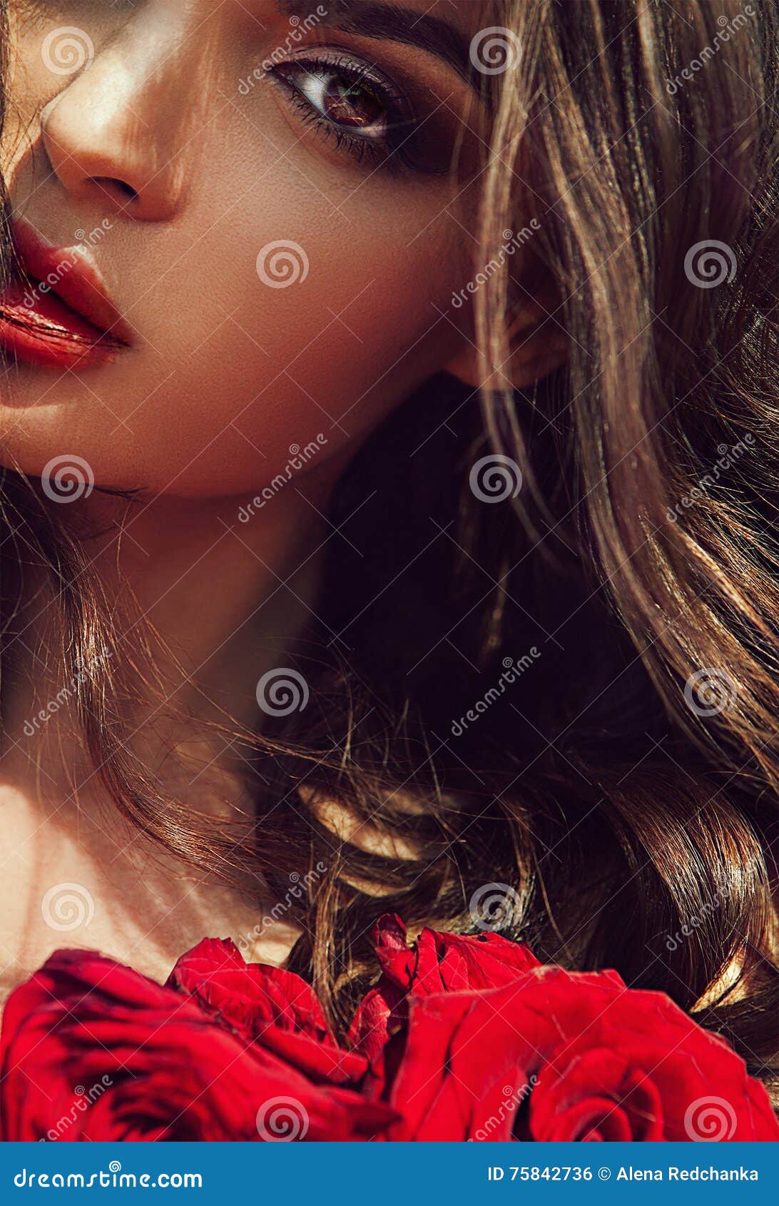 Modelo De Forma Girl Portrait Com Rosas Vermelhas Foto de Stock ...