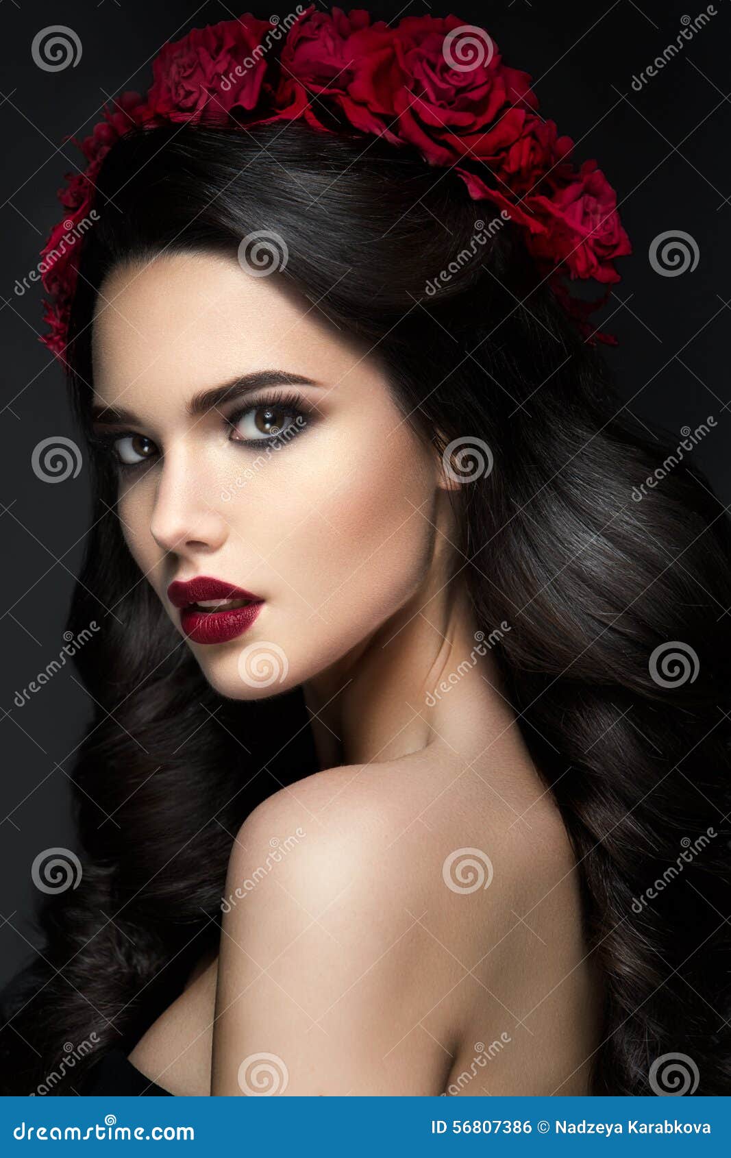 Modelo De Forma Girl Portrait Da Beleza Com Rosas Foto de Stock ...