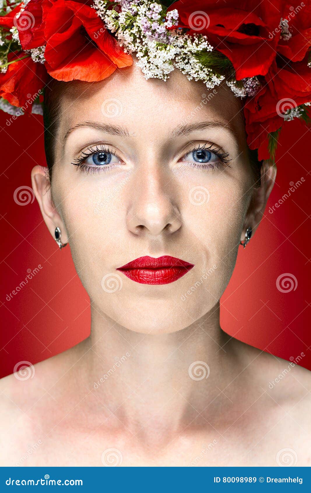 Modelo De Forma Woman Da Beleza Com Poppy Flowers Vermelha Em Seu ...