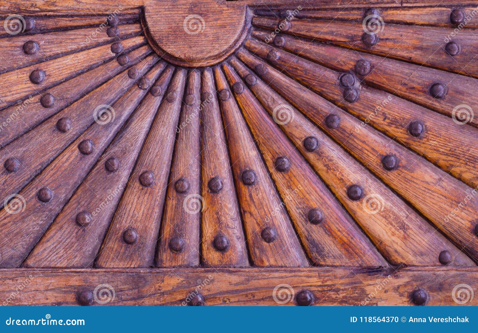 Modelo De Madera Adornado Con Los Remaches Del Metal Foto de archivo ...