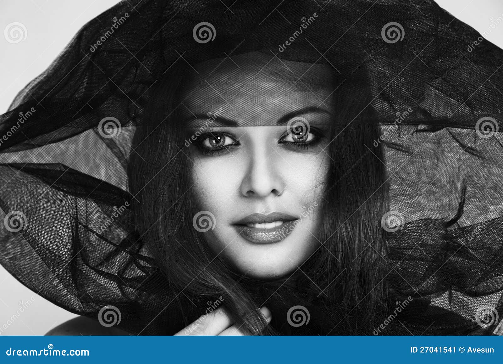 Modelo De Manera Joven En Velo Negro Imagen de archivo - Imagen de velo ...