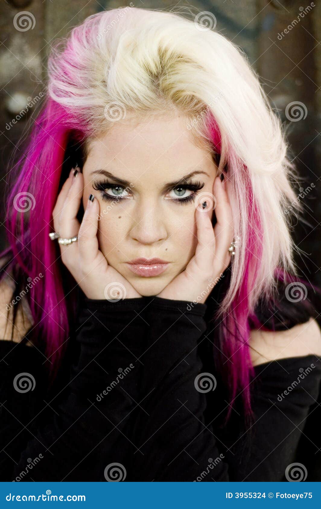 Modelo de manera punky foto de archivo. Imagen de confianza - 3955324