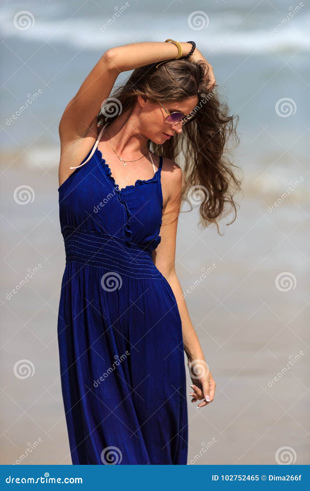 Modelo De Moda Atractivo Que Presenta En La Playa Imagen de archivo ...