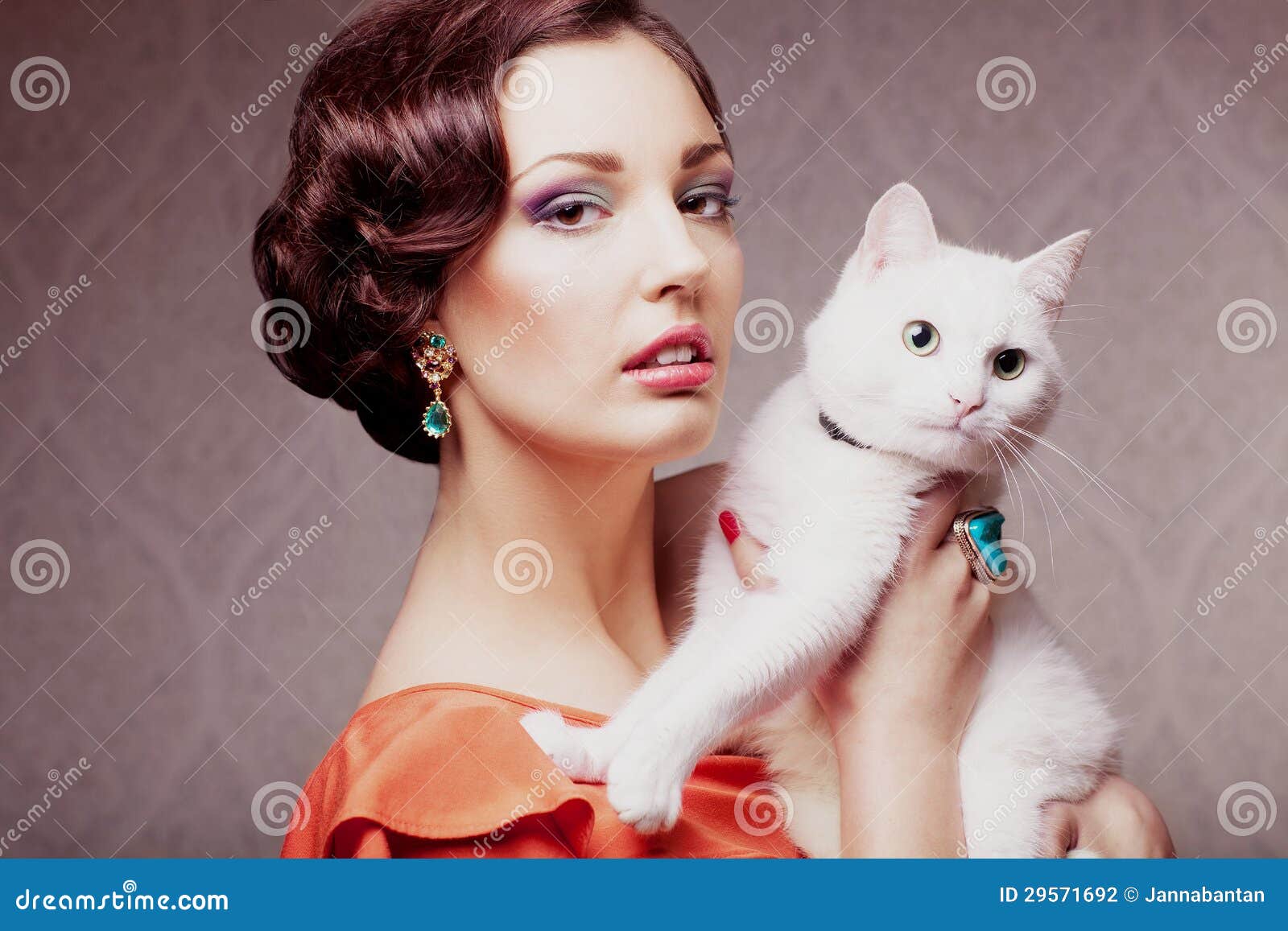 Modelo de moda con el gato foto de archivo. Imagen de adulto - 29571692