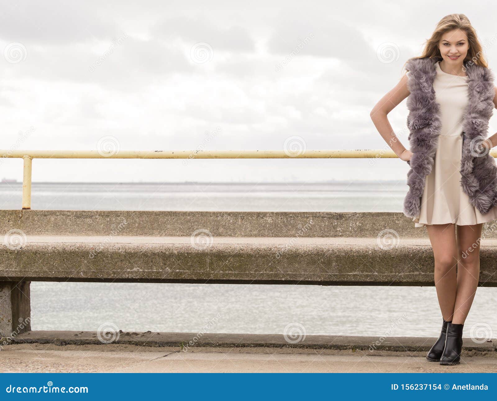 Modelo De Moda En Muelle Con Espacio De Copia Foto de archivo - Imagen ...